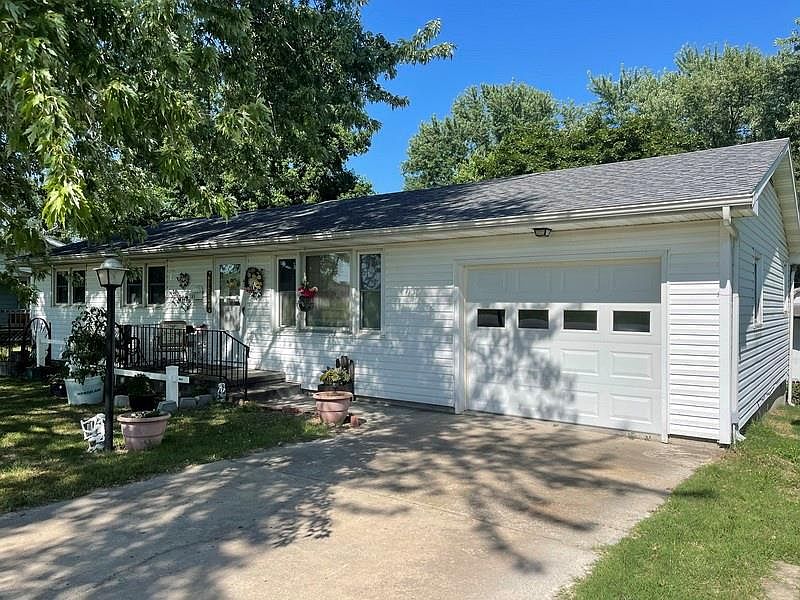1109 S High St, El Dorado Springs, MO 64744 | MLS #2470187 | Zillow