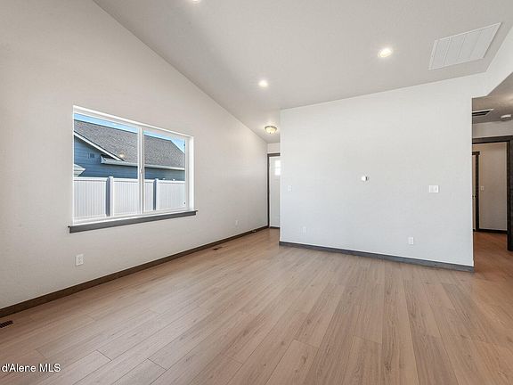 925 Washington Ave, Smelterville, ID 83868 | MLS #25-8006 | Zillow