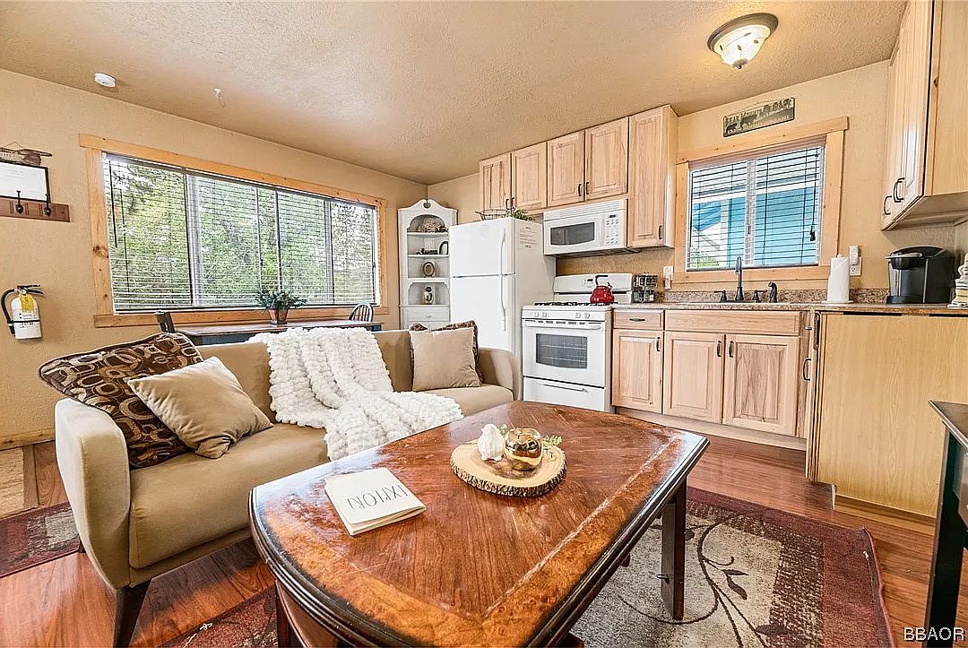 696 Poppy Way, Big Bear Lake, CA 92315 | Zillow