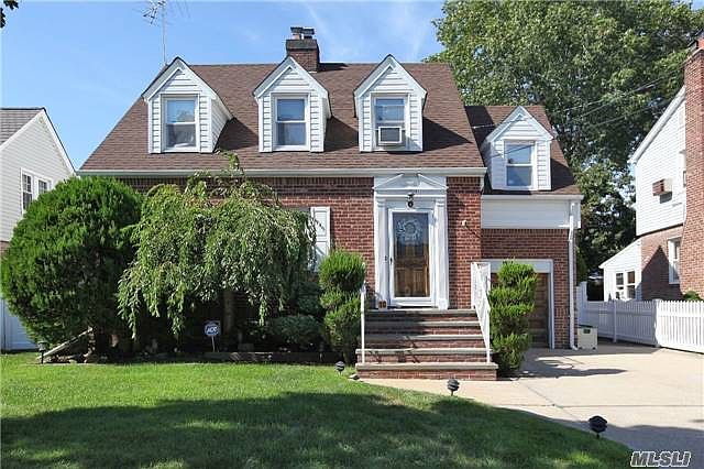 10 Buckingham Rd, Merrick, NY 11566 | Zillow