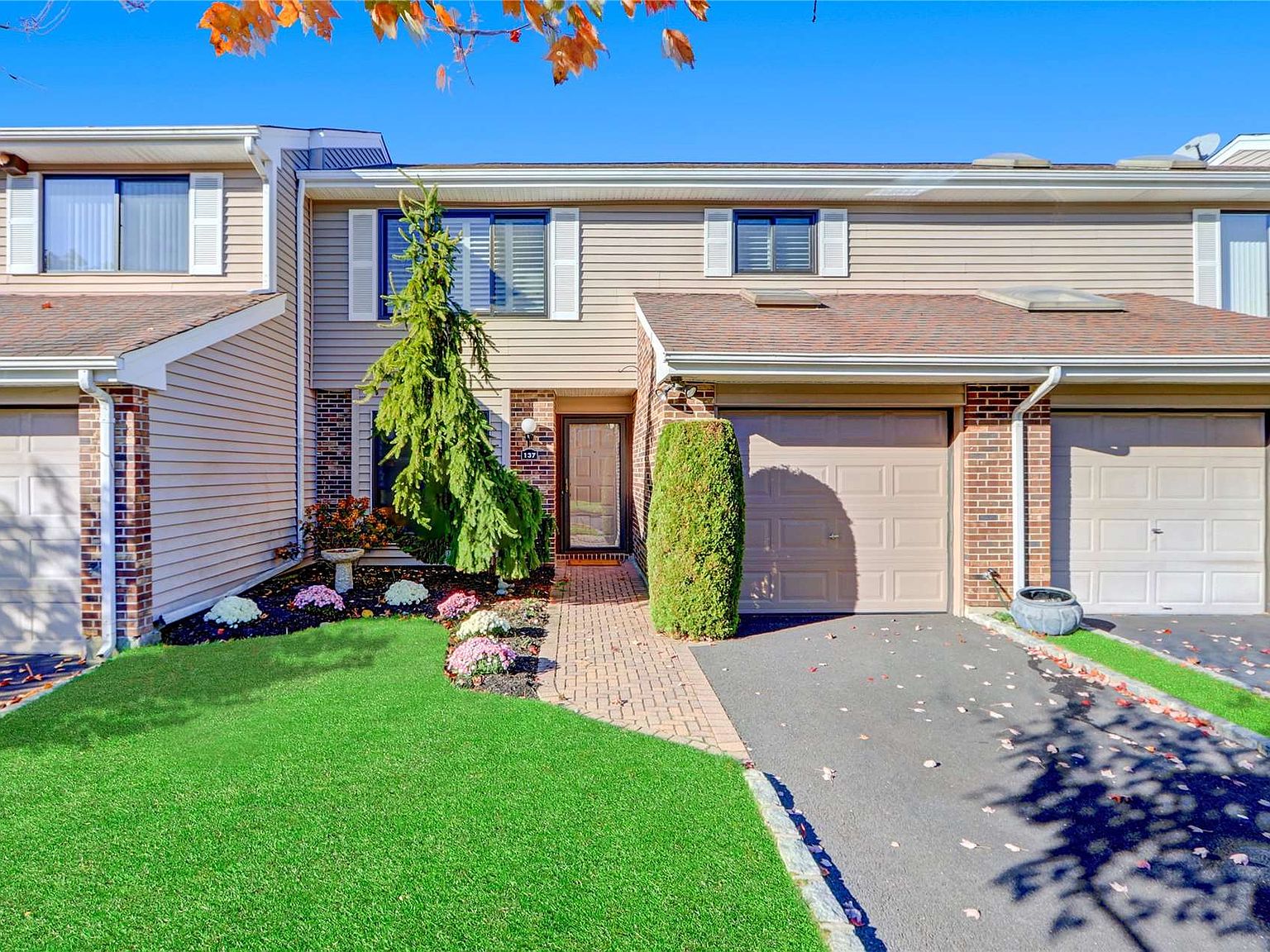137 Hidden Ponds Circle UNIT 137, Smithtown, NY 11787 | Zillow