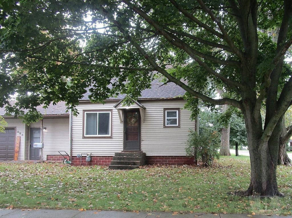 683 1st St NW, Britt, IA 50423 | Zillow