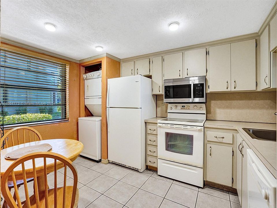 Colony Point - 1100 Colony Point Cir Hollywood FL | Zillow