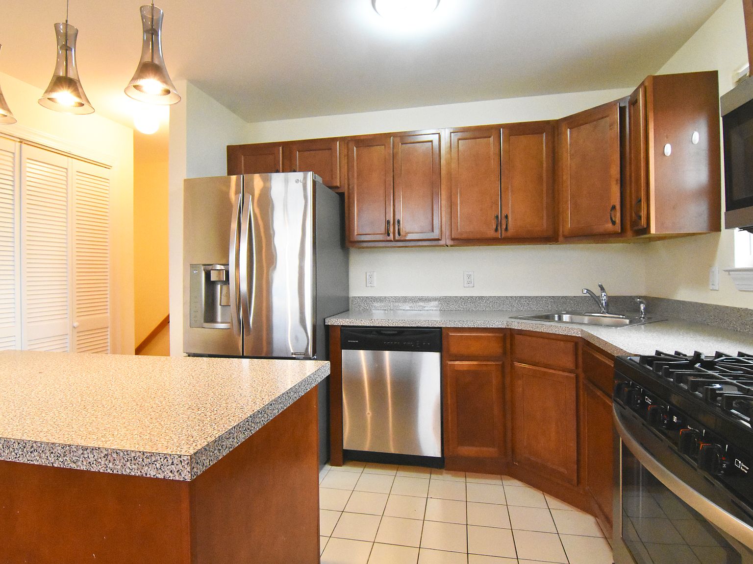 87 Horizon Ct UNIT B, Bronx, NY 10473 | Zillow