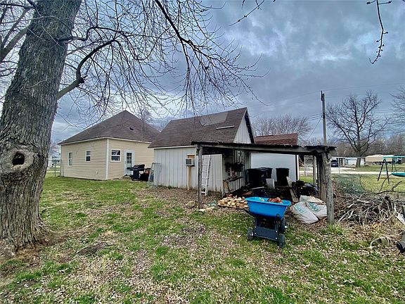 700-702 Broadway St, Bellflower, MO 63333 | MLS #23014478 | Zillow