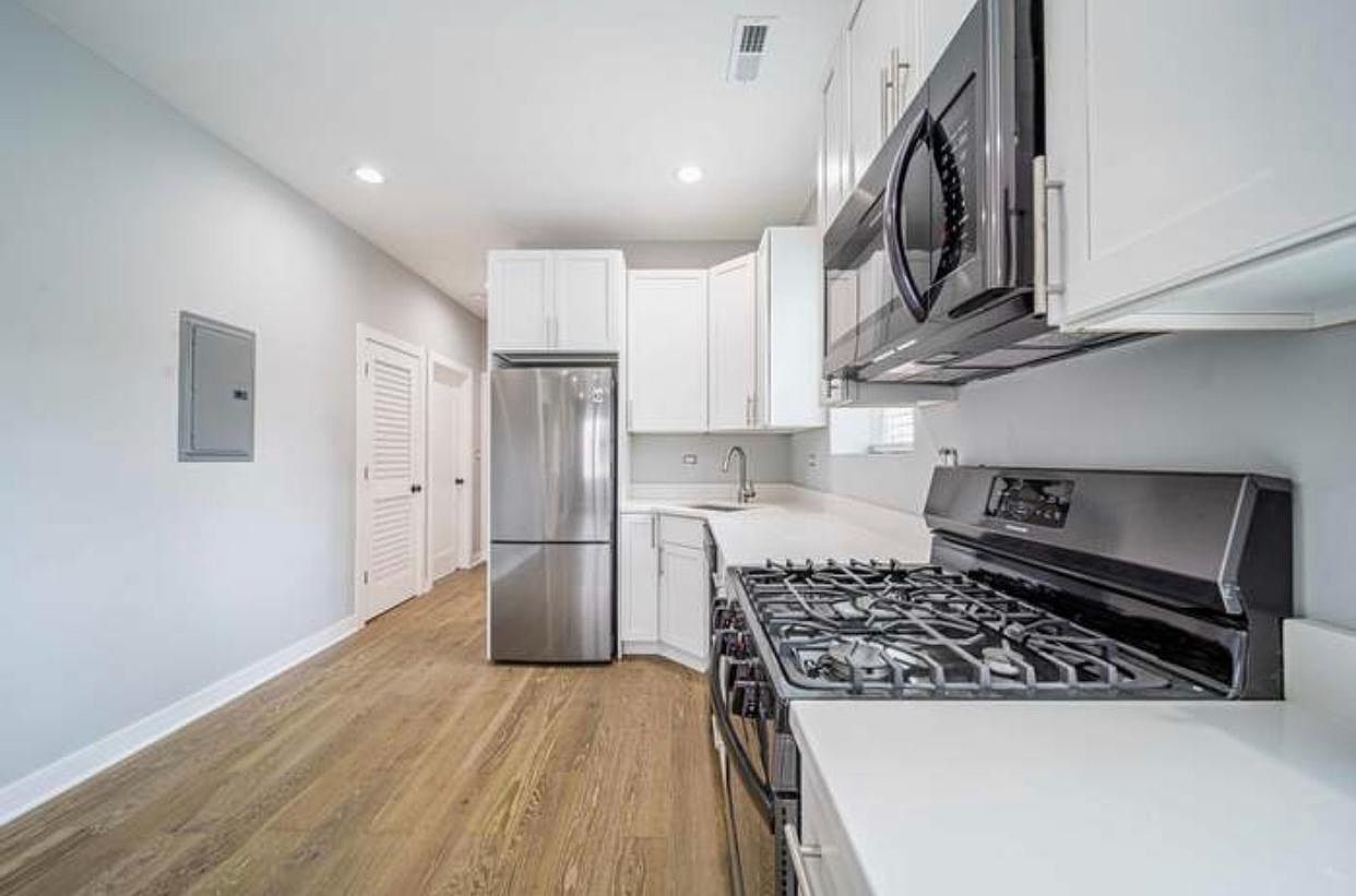 3752 W Division St APT 2W, Chicago, IL 60651 | Zillow