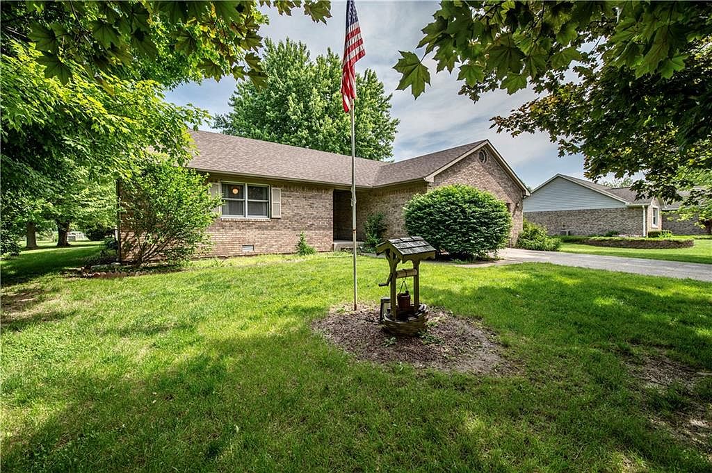 7652 Deerfield Dr, Greenfield, IN 46140 | Zillow