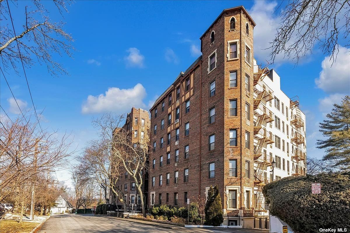 2 Spruce St Penthouse C, Great Neck, NY 11021 | Zillow