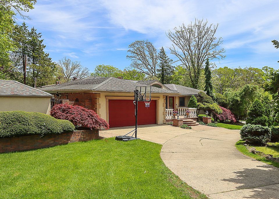 21 Newport Dr, Plainview, NY 11803 | Zillow