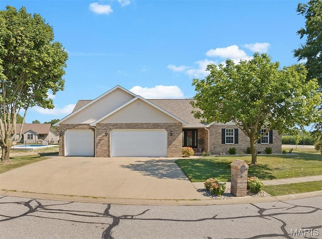 5 S Porte Dr, Highland, IL 62249 | Zillow