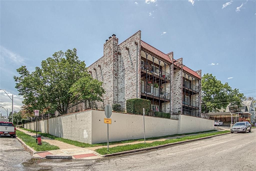 111 E 50th St APT B, Kansas City, MO 64112 | Zillow