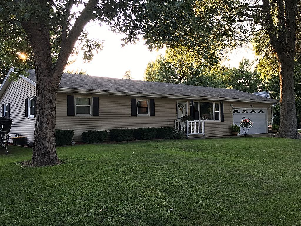 202 Robert St, Heyworth, IL 61745 | Zillow