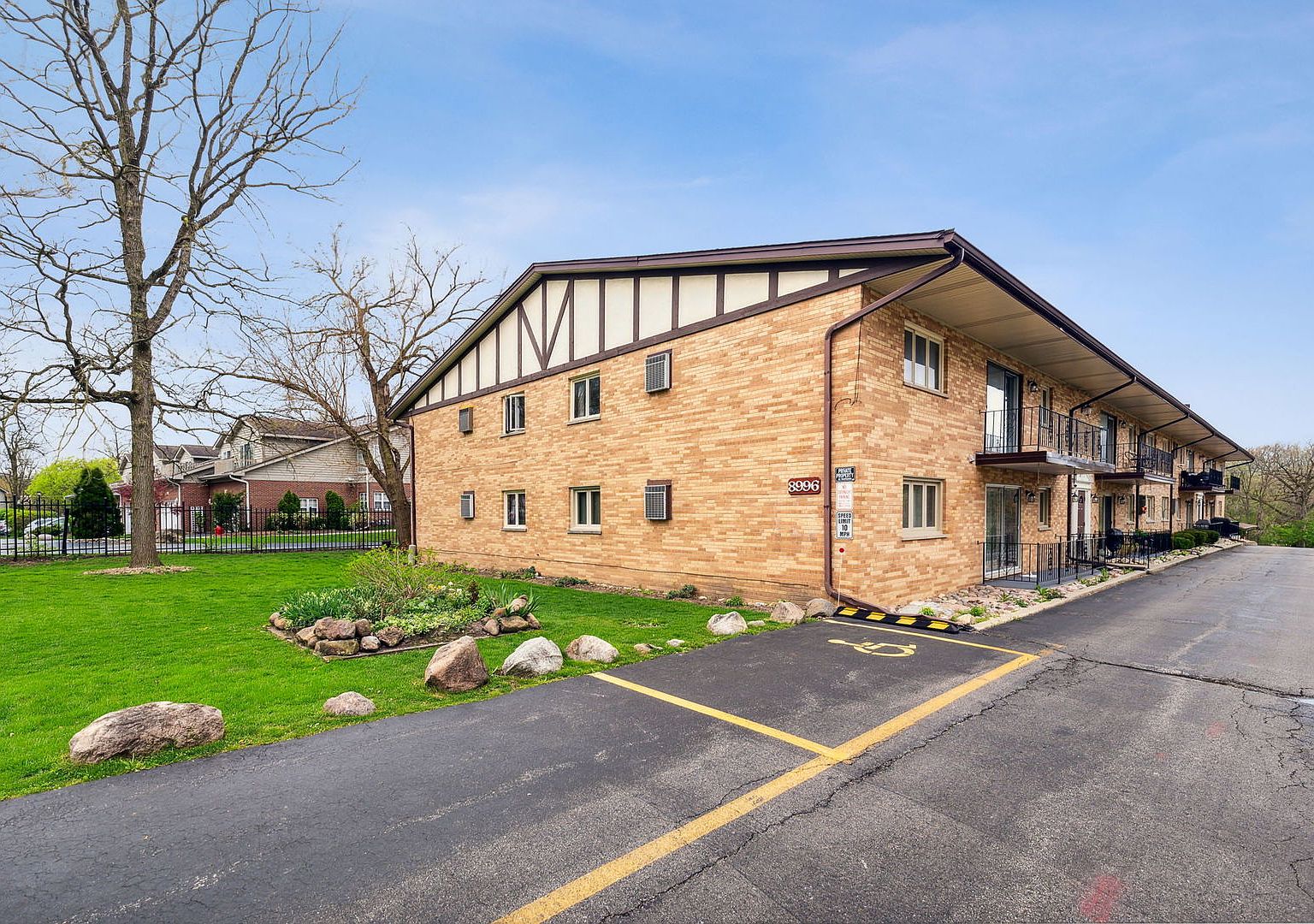 8996 Archer Ave APT 2C, Willow Springs, IL 60480 | Zillow