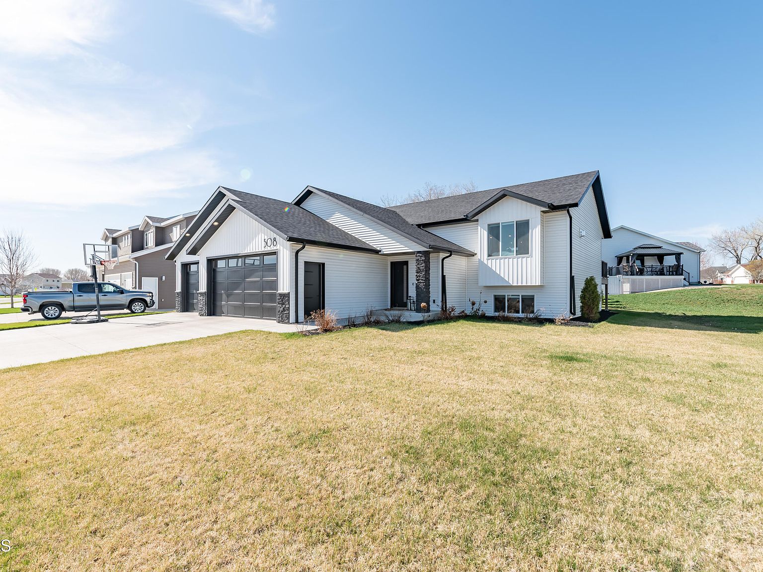 508 Live Oak Ln, City Of Bismarck, ND 58504 | Zillow