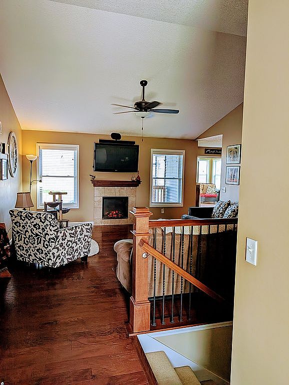 106 9th Ave, Donahue, IA 52746 | Zillow