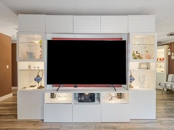 6532 Hitchcock Way, Sacramento, CA 95823 | MLS #225046864 | Zillow