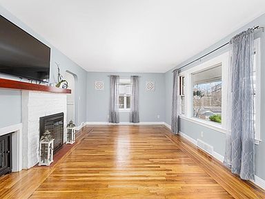 32 Ivy St, West Warwick, RI 02893 | Zillow