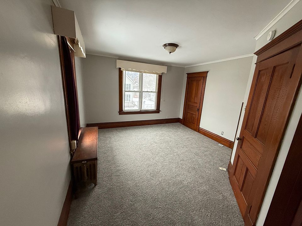 2687 Jackson St Dubuque IA | Zillow