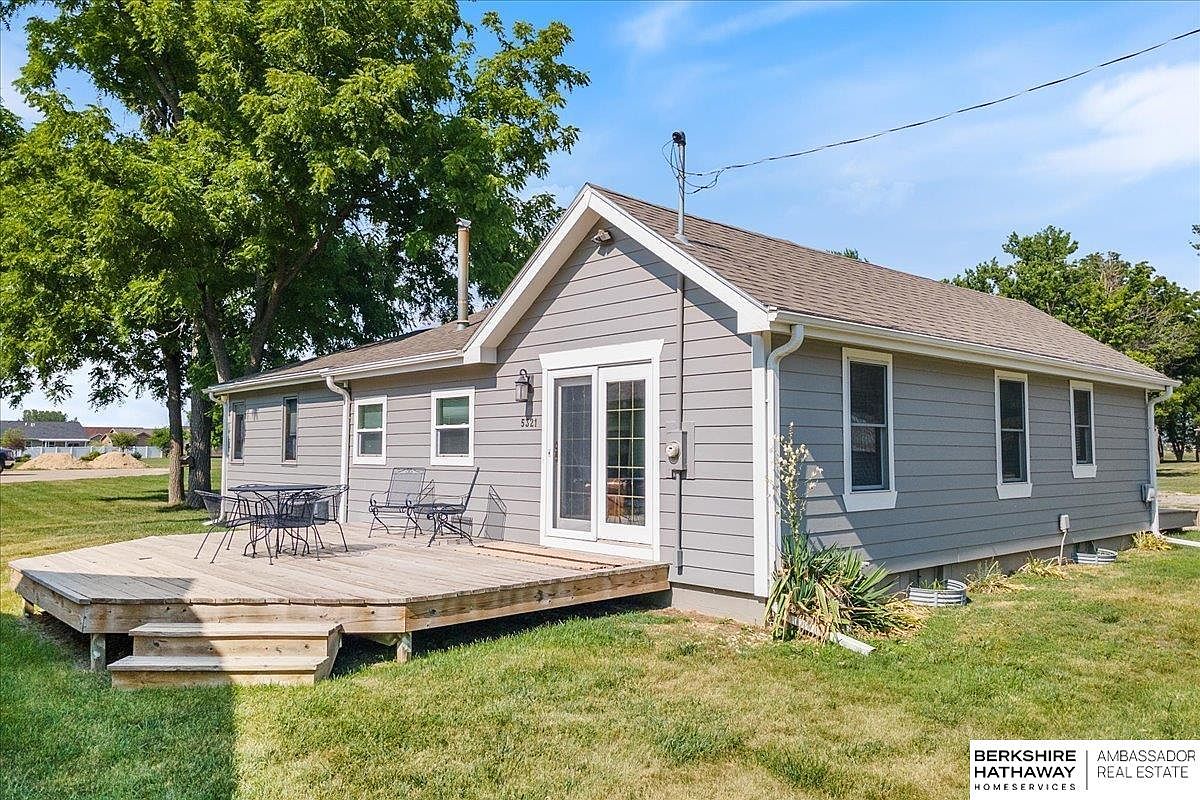 5321 Navajo St, Council Bluffs, IA 51501 | Zillow