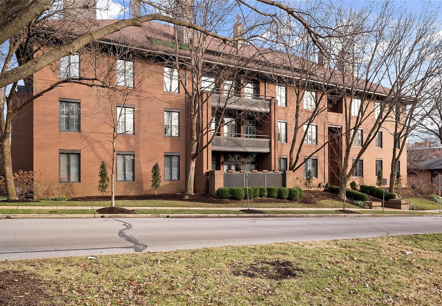 202 N Brentwood Blvd APT 2C, Saint Louis, MO 63105 | Zillow