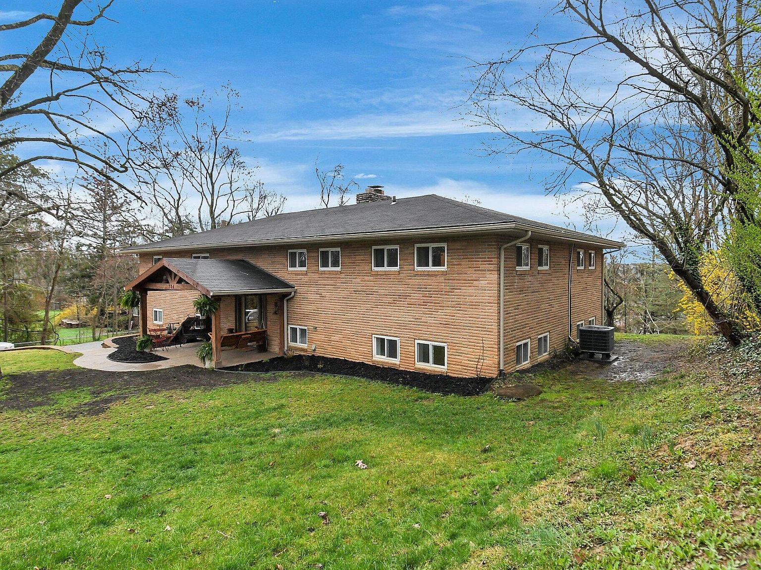 704 Summit Dr, Logan, OH 43138 | Zillow
