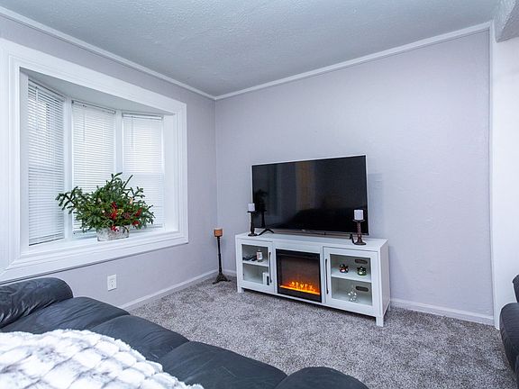 2814 Crooks Rd, Royal Oak, MI 48073 | MLS #20240092813 | Zillow