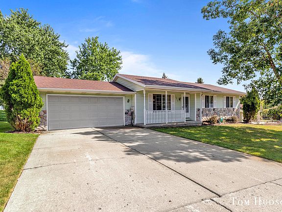 3950 York View Dr NW, Comstock Park, MI 49321 | Zillow