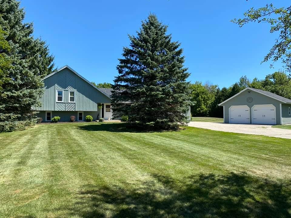 944 Bark Lake Ln, Hubertus, WI 53033 | Zillow