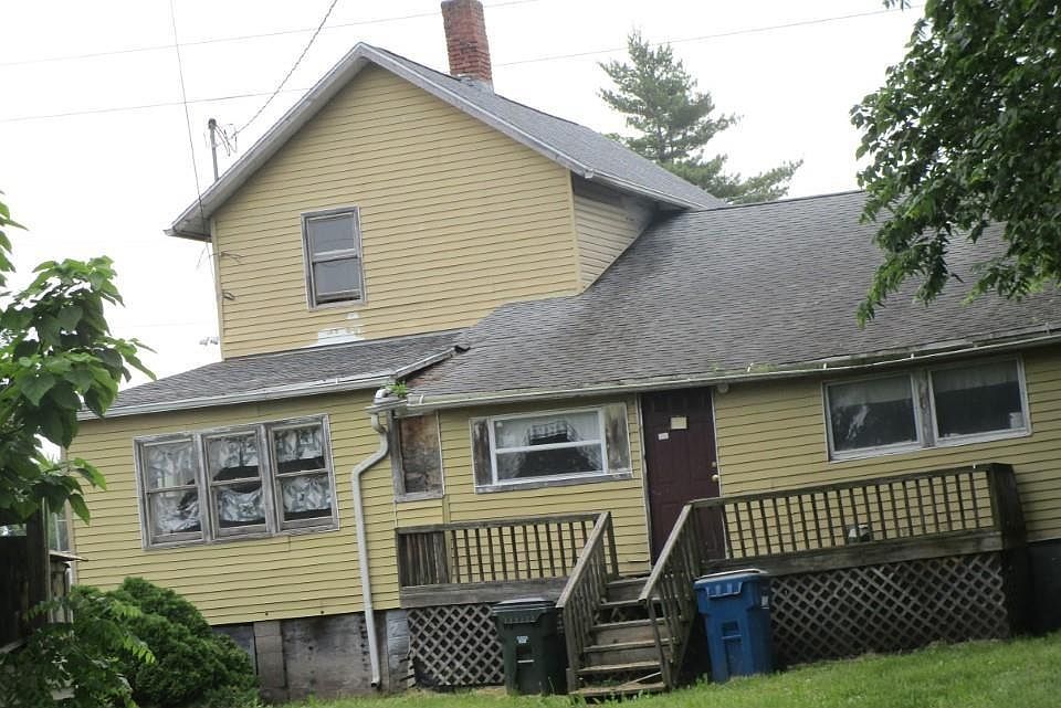 915 Oregon St, Muscatine, IA 52761 | MLS #QC4242016 | Zillow