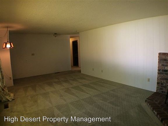 545 NW 9th St, Redmond, OR 97756 | Zillow