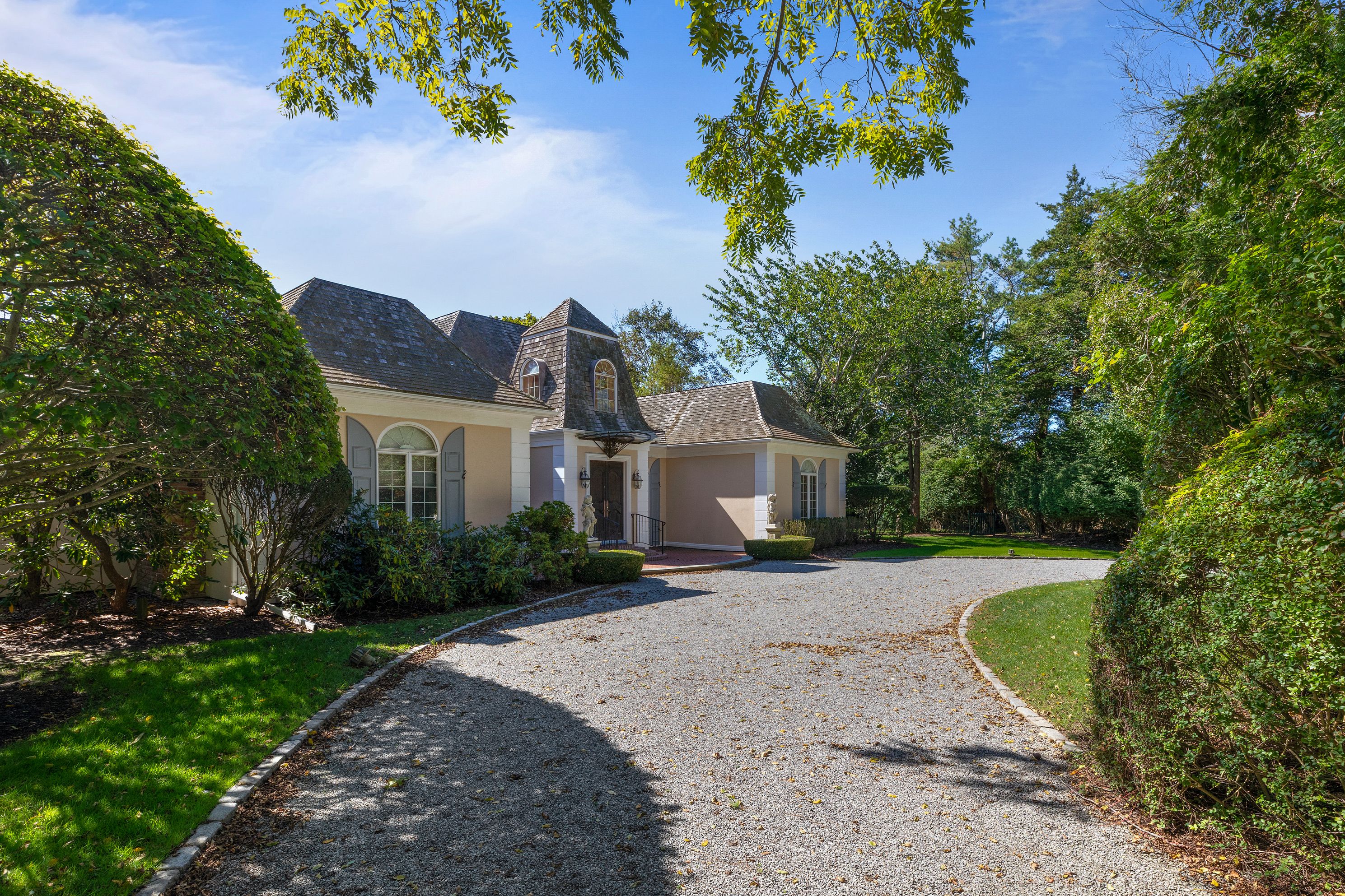 33 Terry Ct, Southampton, NY 11968 | Out East
