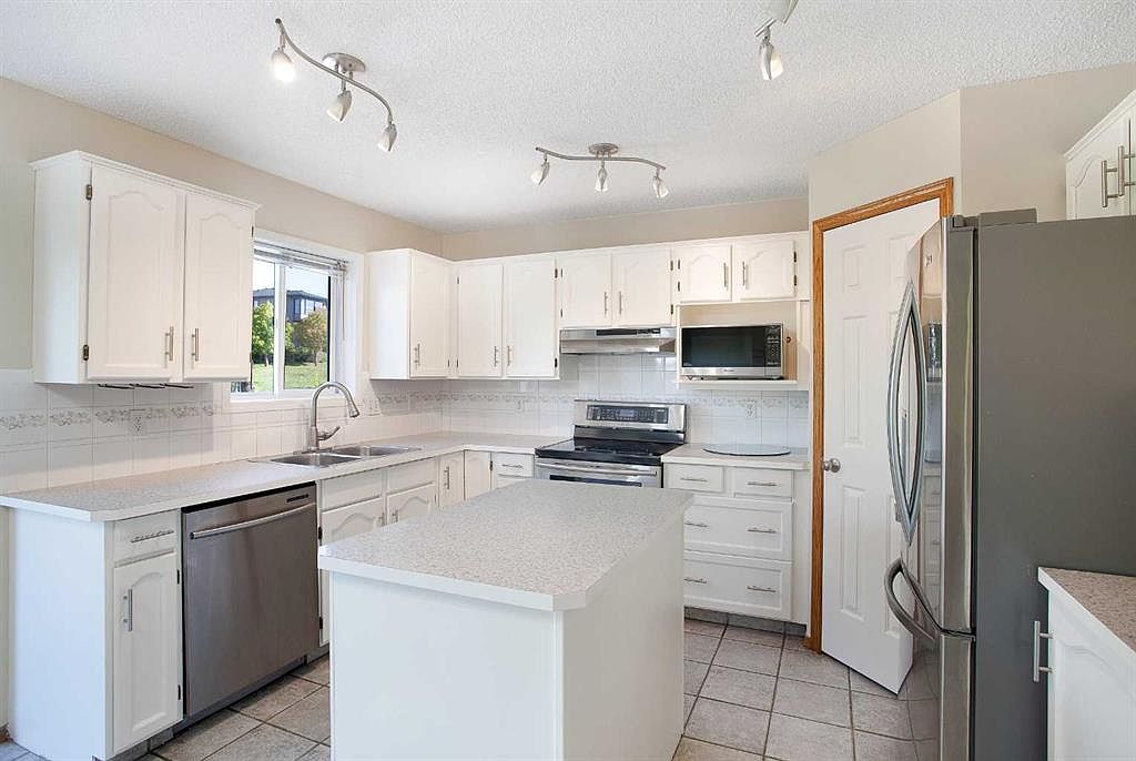 49 S Rocky Ridge Hts NW, Calgary, AB T3G 4J6 | MLS #A2078424 | Zillow
