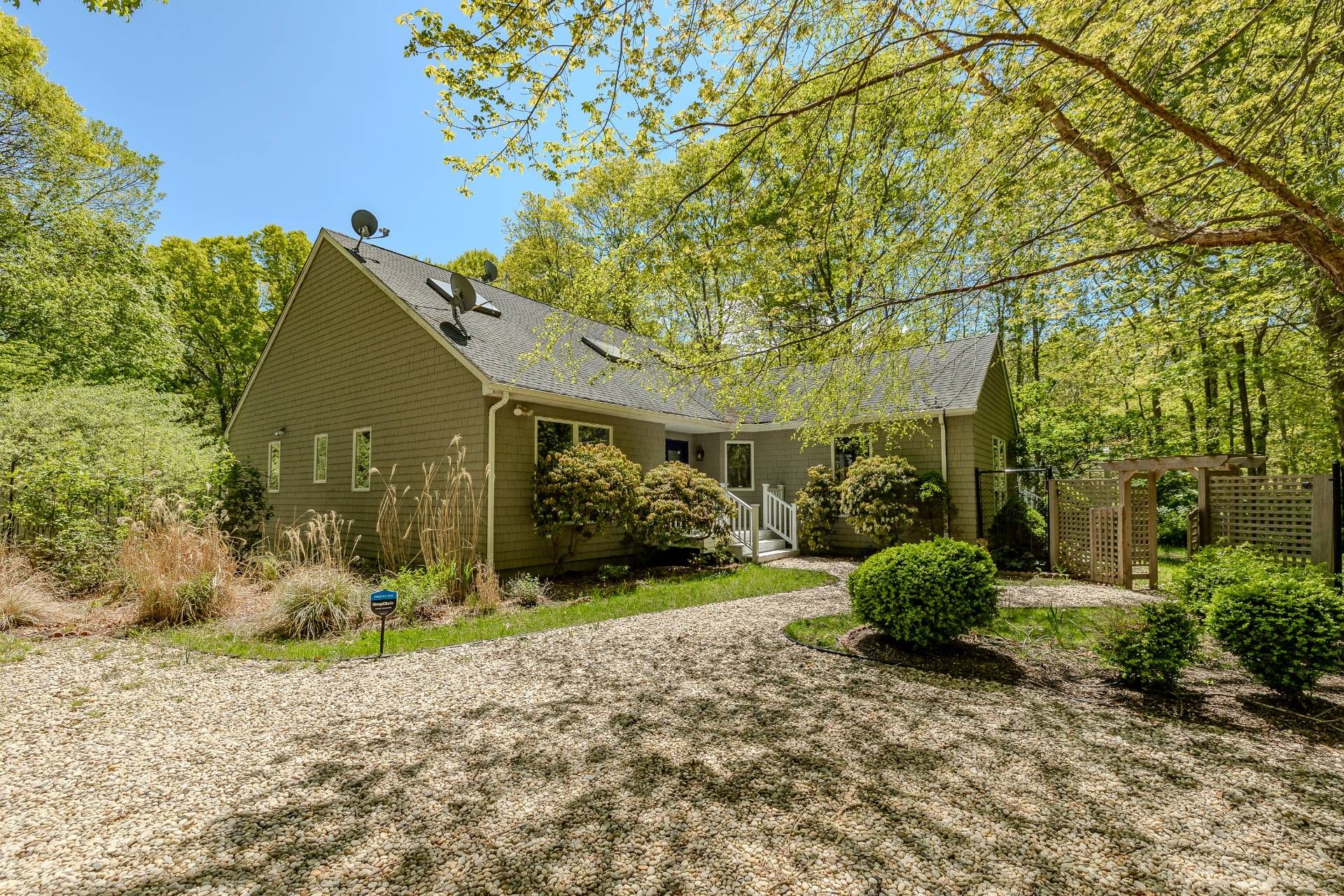 10 Crescent Way, Shelter Island, NY 11964 | Out East