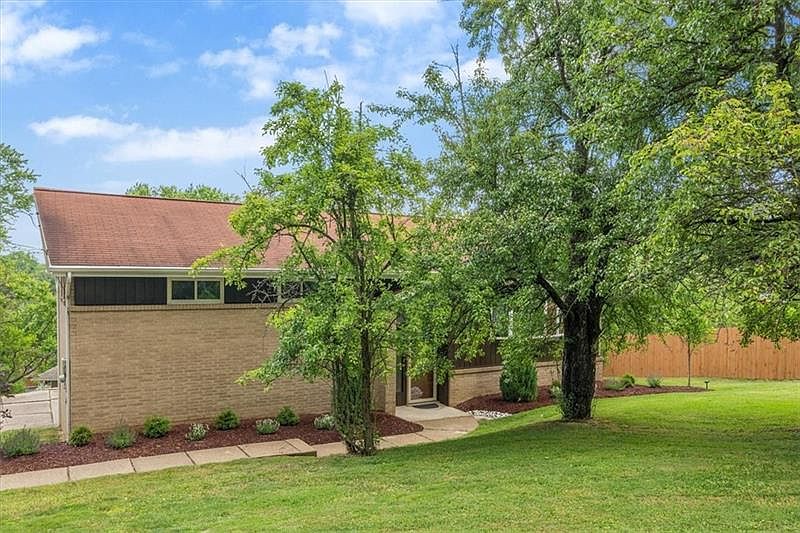 2110 Lorenzi Ln, Mc Kees Rocks, PA 15136 | Zillow