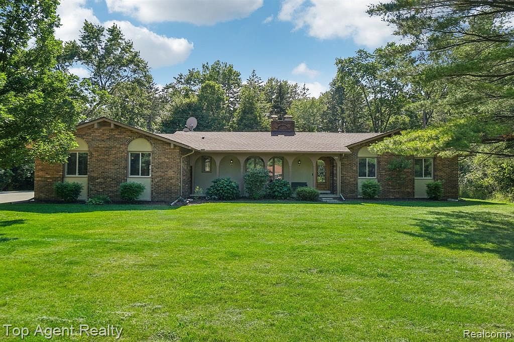 285 Whims Ct, Rochester, MI 48306 | Zillow