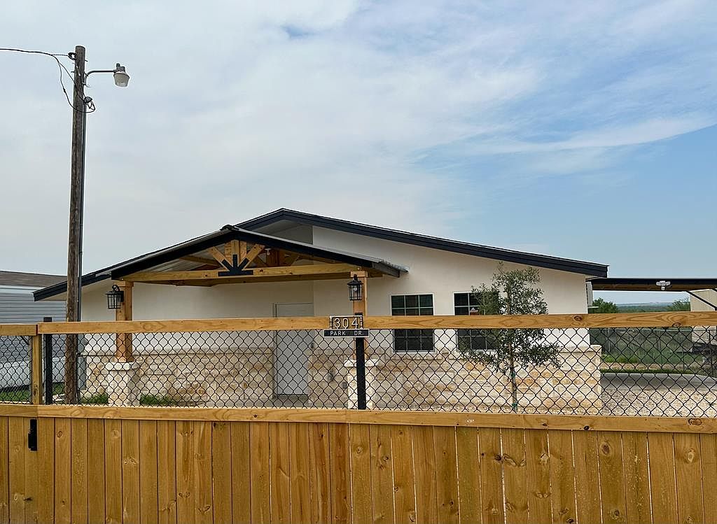 304 Parks St, Eagle Pass, TX 78852 | MLS #78318 | Zillow