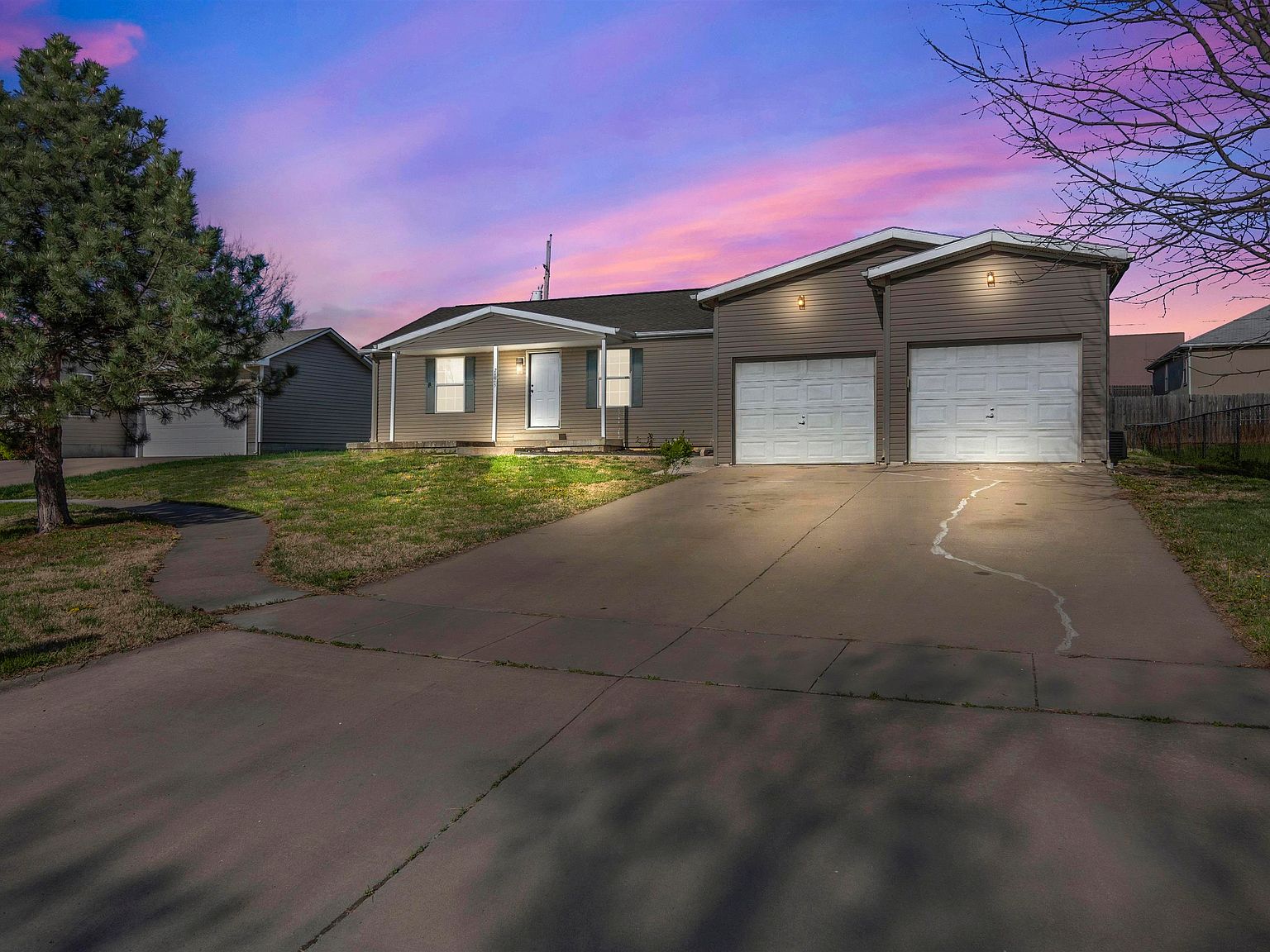 2825 SE Greenfield Ct, Topeka, KS 66605 | Zillow