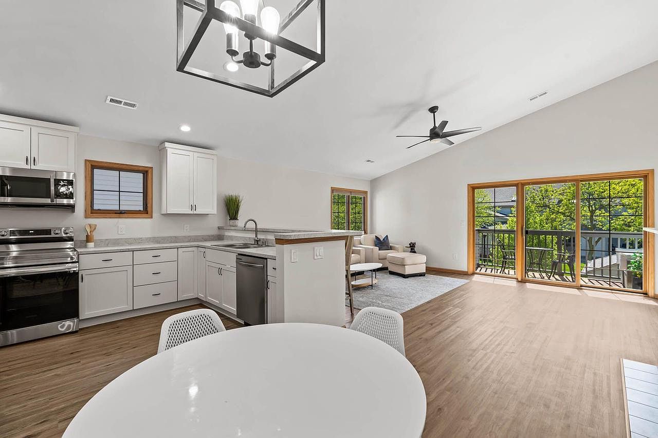 2264 Circle RIDGE #B, Delafield, WI 53018 | Zillow
