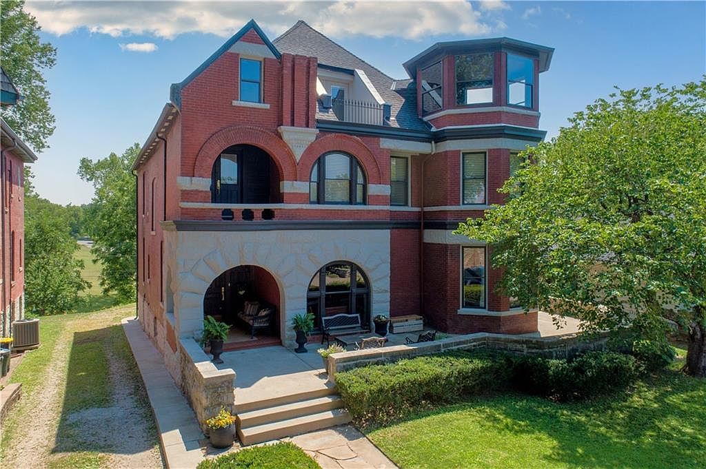 1833 Pendleton Ave, Kansas City, MO 64124 | Zillow