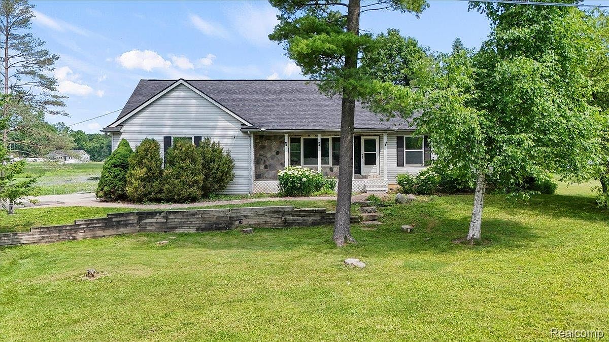 145 E Huff Lake Ct, Ortonville, MI 48462 | MLS #20251004904 | Zillow