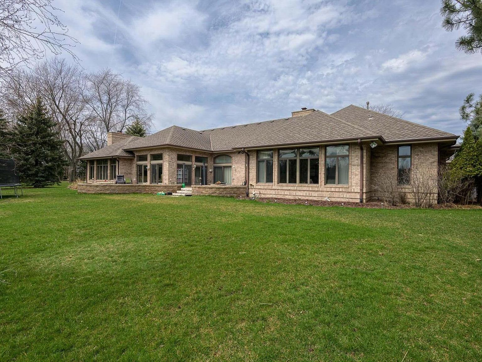 6309 Parkview Rd, Greendale, WI 53129 | Zillow