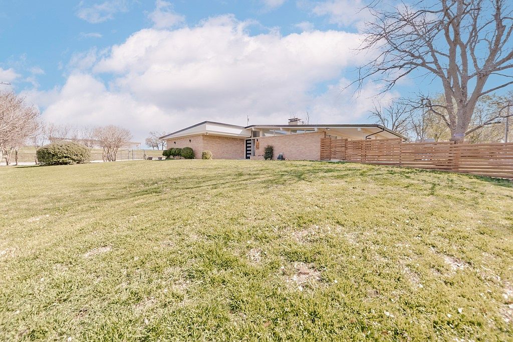 1106 Garlington St, Bowie, TX 76230 | Zillow