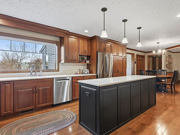 4919 Hamilton Dr, Davenport, IA 52807 | Zillow