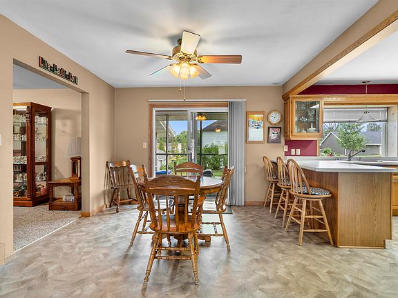 821 E Butler St, Manchester, IA 52057 | Zillow