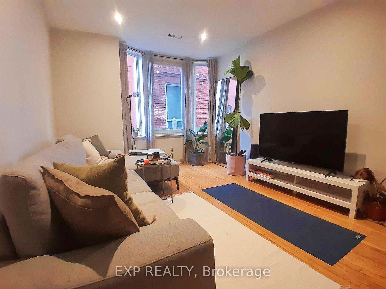 87 Clinton St, Toronto, ON M6G 2Y4 | Zillow