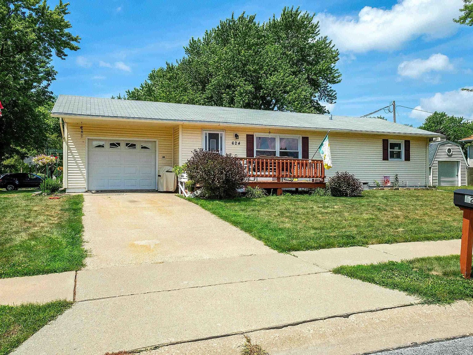 624 S 3rd St, Eldridge, IA 52748 | Zillow