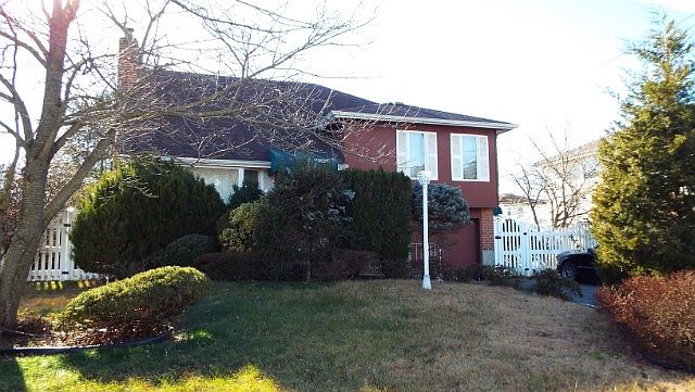 18 Amber Dr, Massapequa, NY 11758 | Zillow
