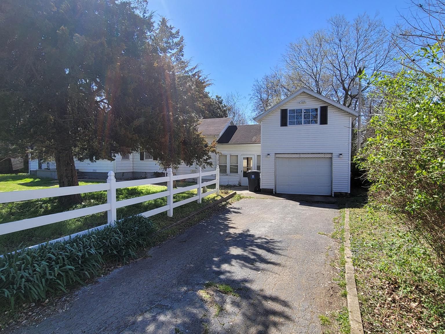 1550 E Cherokee St, Springfield, MO 65804 | Zillow