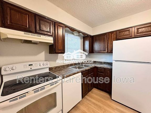 902 SE 10th St, Des Moines, IA 50309 | Zillow