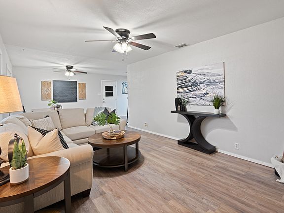 1010 Davis St, Cleburne, TX 76033 | Zillow